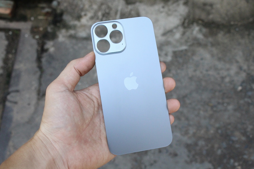 Kính lưng iPhone 13 Promax lỗ to , cam to